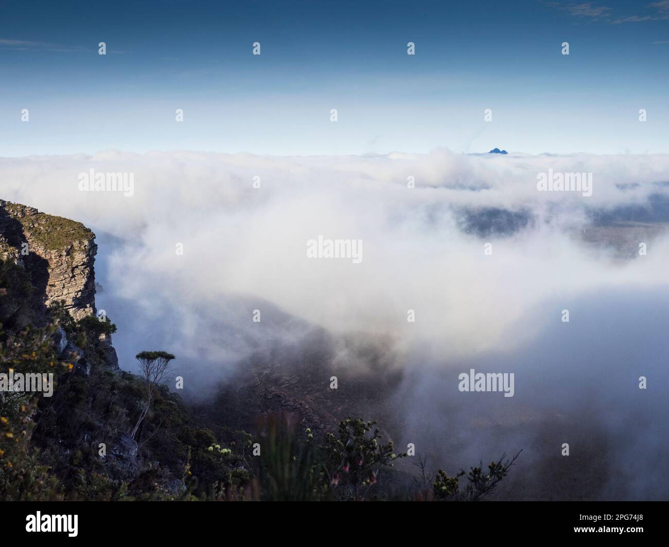 Toolbrunup (1052m) poking through the clouds, Bluff Knoll track ...