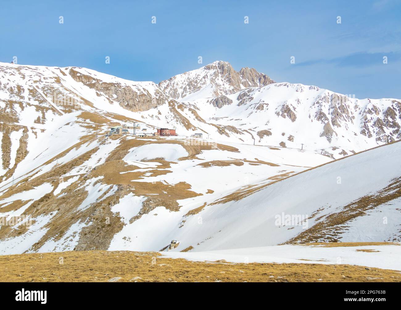 Gran Sasso (Italy) - The snow trekking in Abruzzo region, from Campo ...
