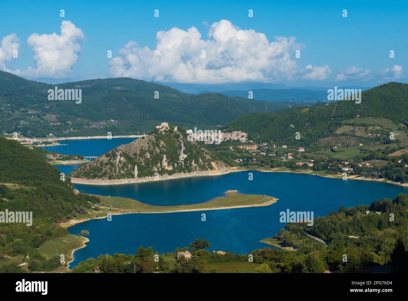 Turano lake (Rieti, Italy) and the town of Castel di Tora Stock Photo ...