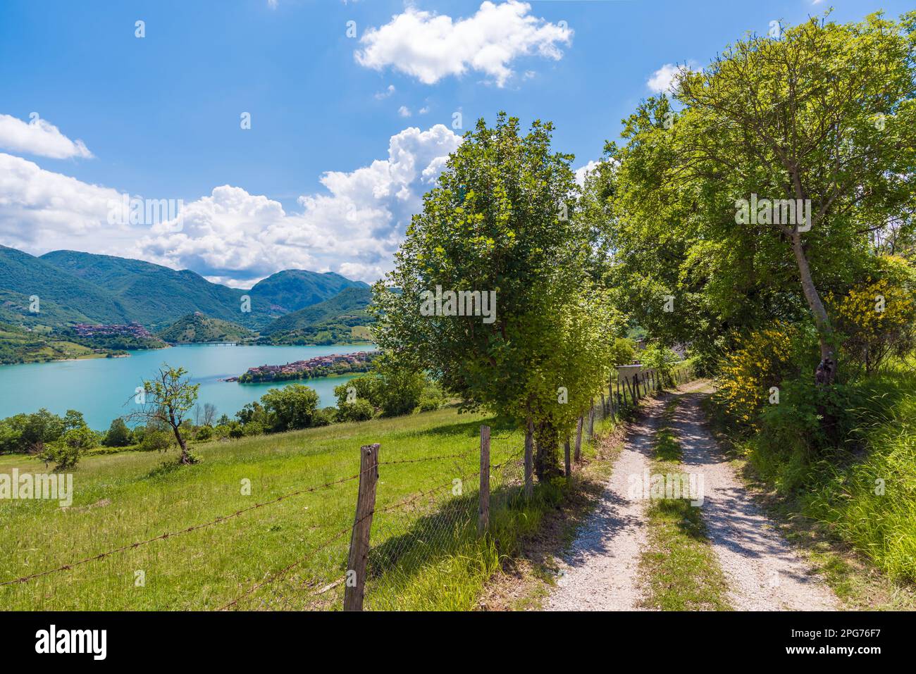 Turano lake (Rieti, Italy) and the town of Castel di Tora Stock Photo ...