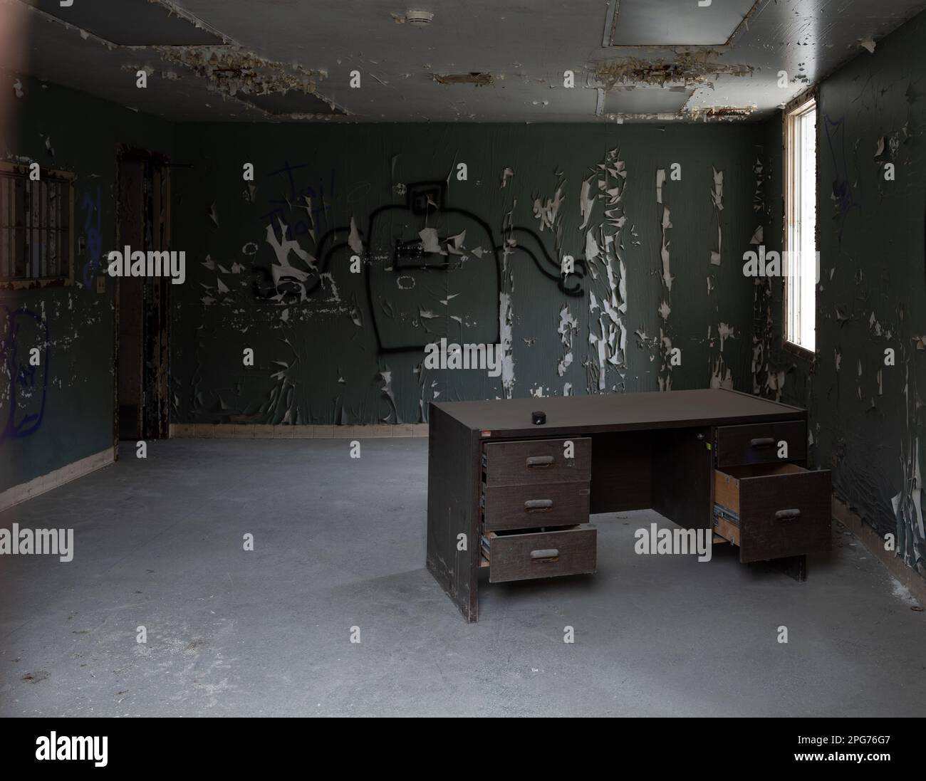 Distressed furniture hi-res stock photography and images - Alamy