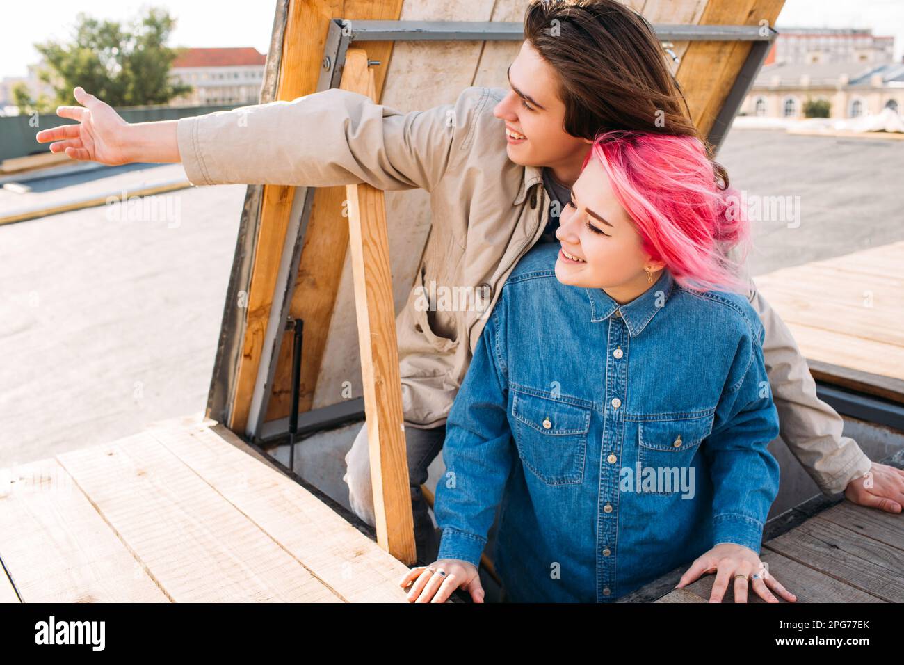 hipster couple roof happy teenage relationship Stock Photo - Alamy