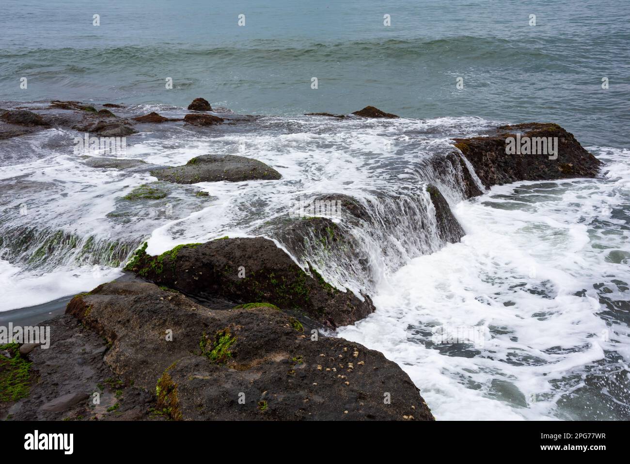 Beautiful blue waves hit rocky hi-res stock photography and images - Alamy