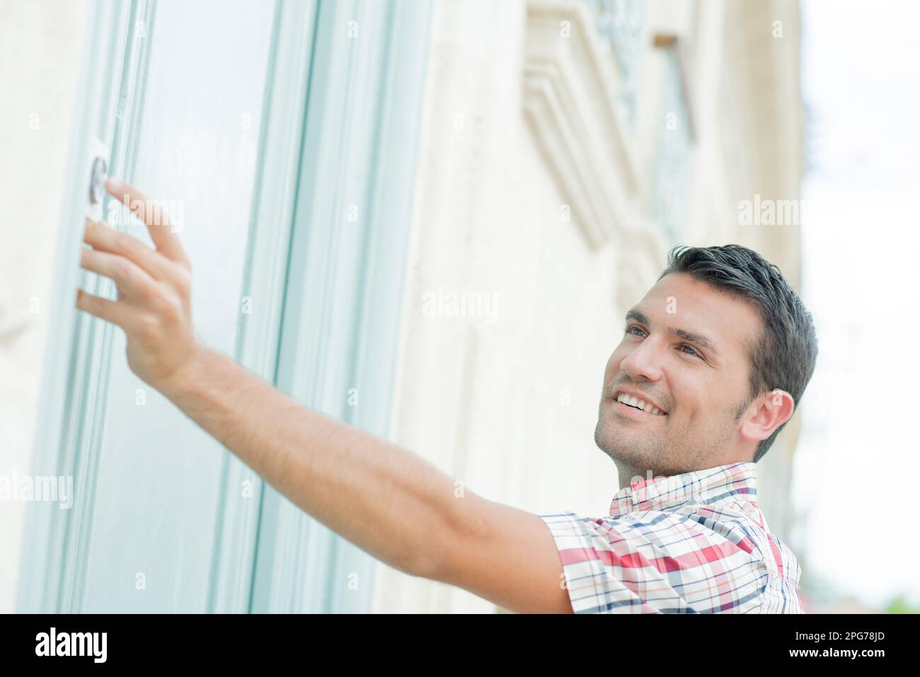 Young man ringing at the door Stock Photo - Alamy
