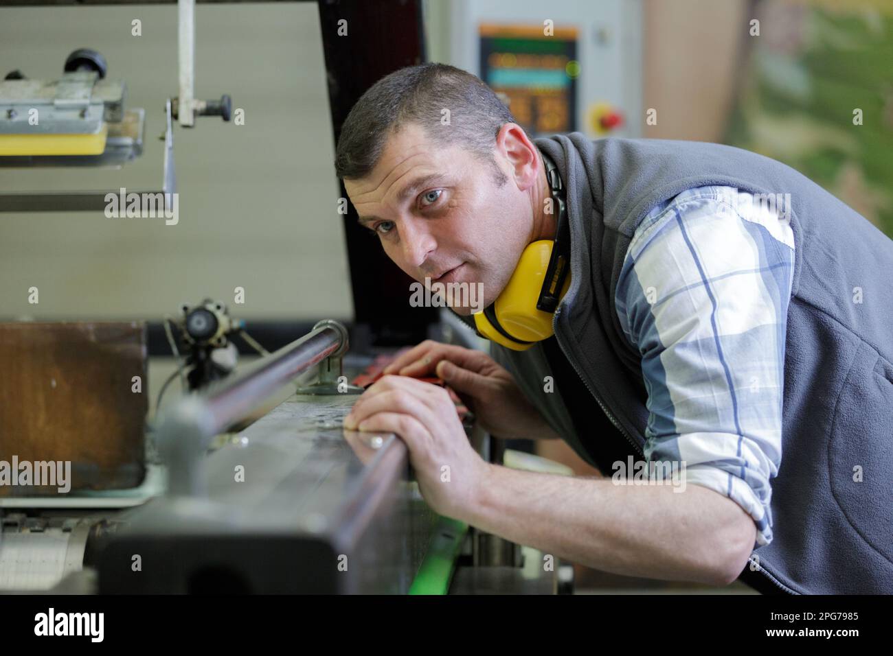 metalworker operating tool machine in manufacturing workshop Stock ...