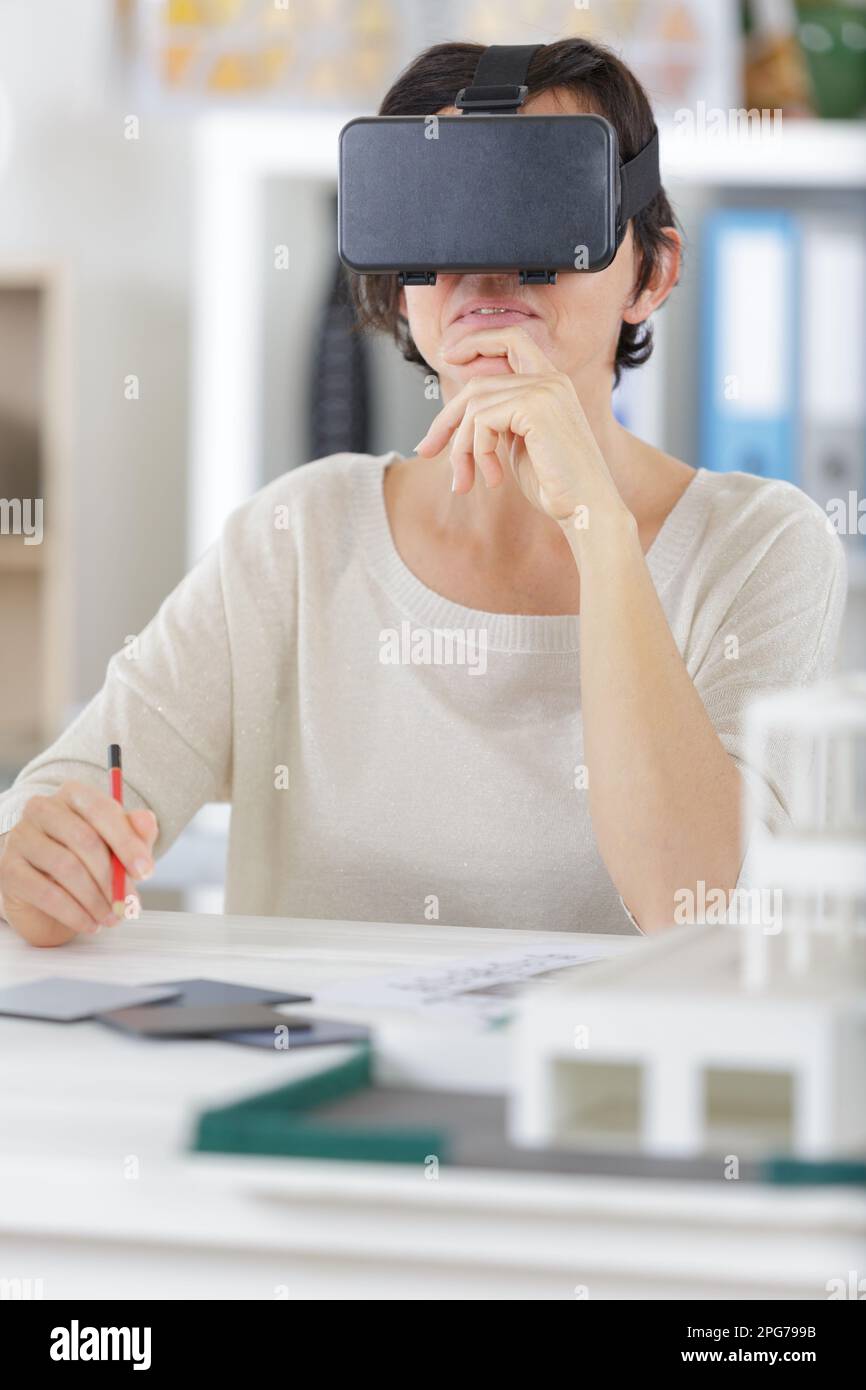 female architect using virtual reality Stock Photo - Alamy