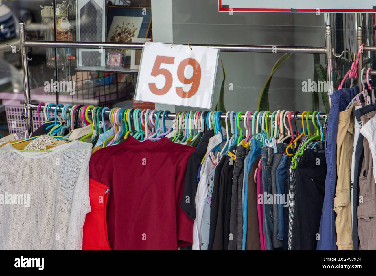 Used clothing rack hi-res stock photography and images - Alamy