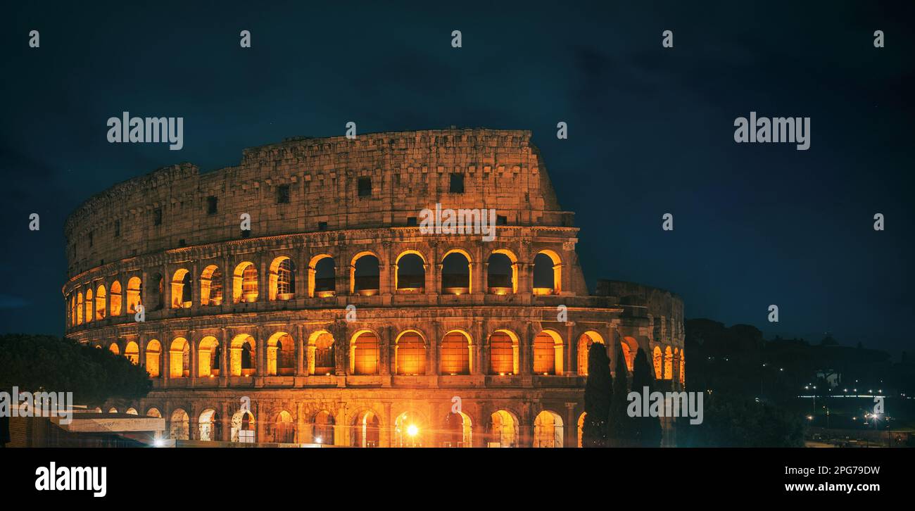 Audience in amphitheatre hi-res stock photography and images - Alamy