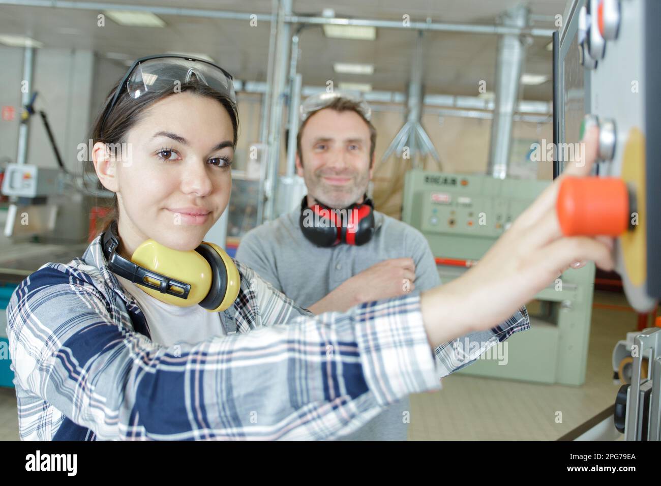 apprentice using computer control panel in factory Stock Photo - Alamy apprentice using computer control panel in factory Stock Photo - Alamy