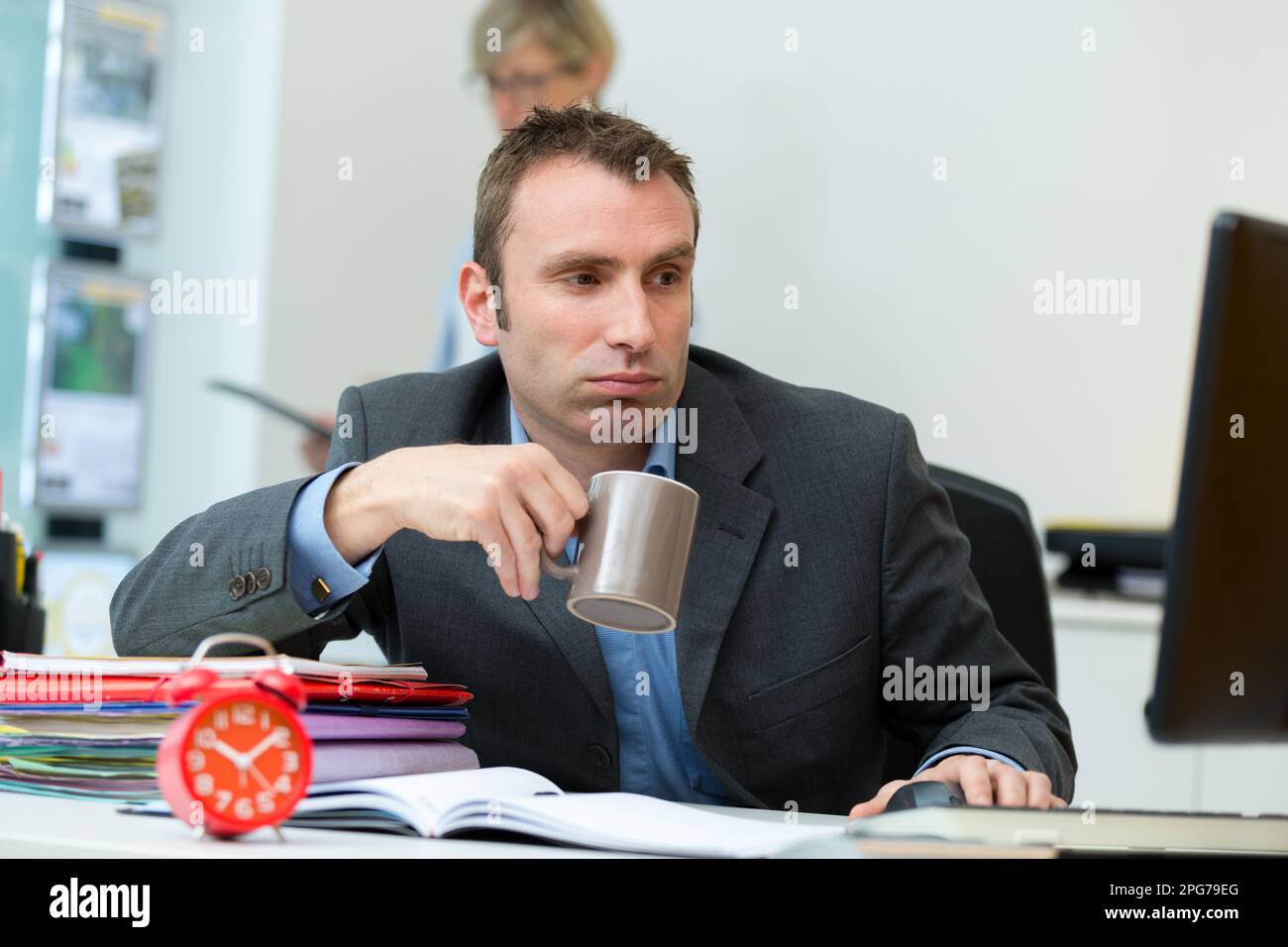 Looking bored in office clock hi-res stock photography and images - Alamy