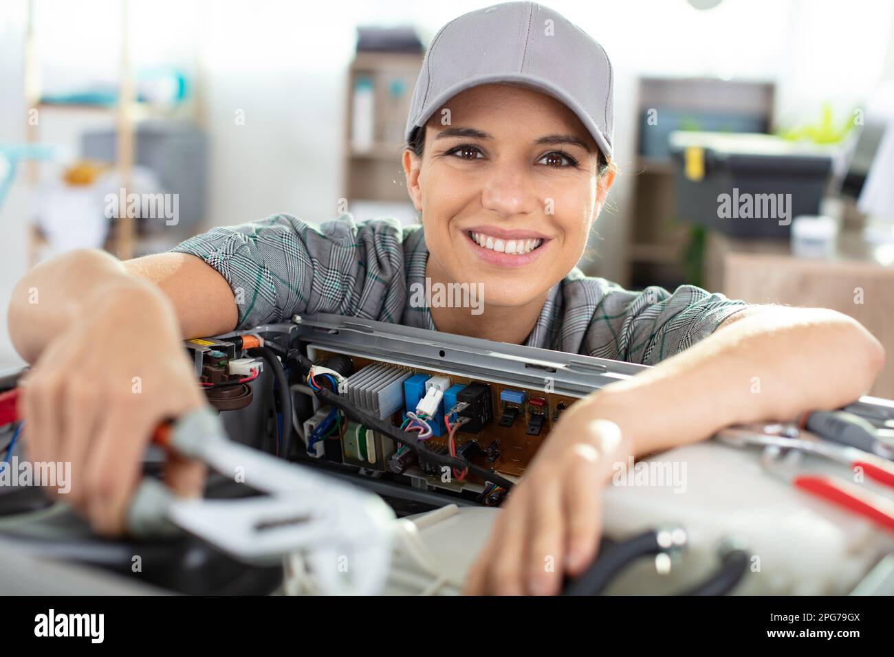 Tech repairs hi-res stock photography and images - Alamy