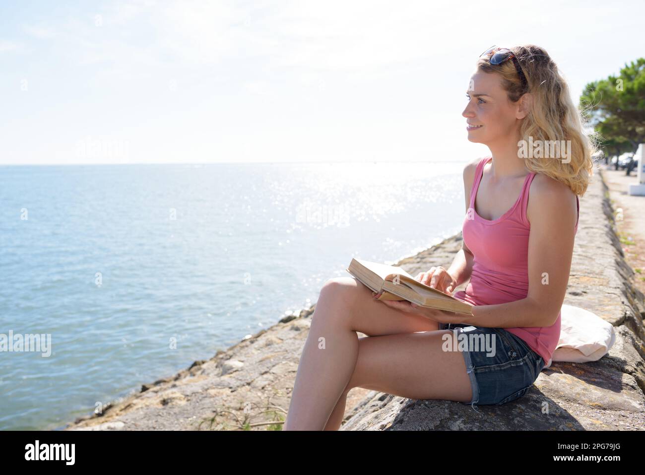 Woman reading book lake side hi-res stock photography and images - Alamy
