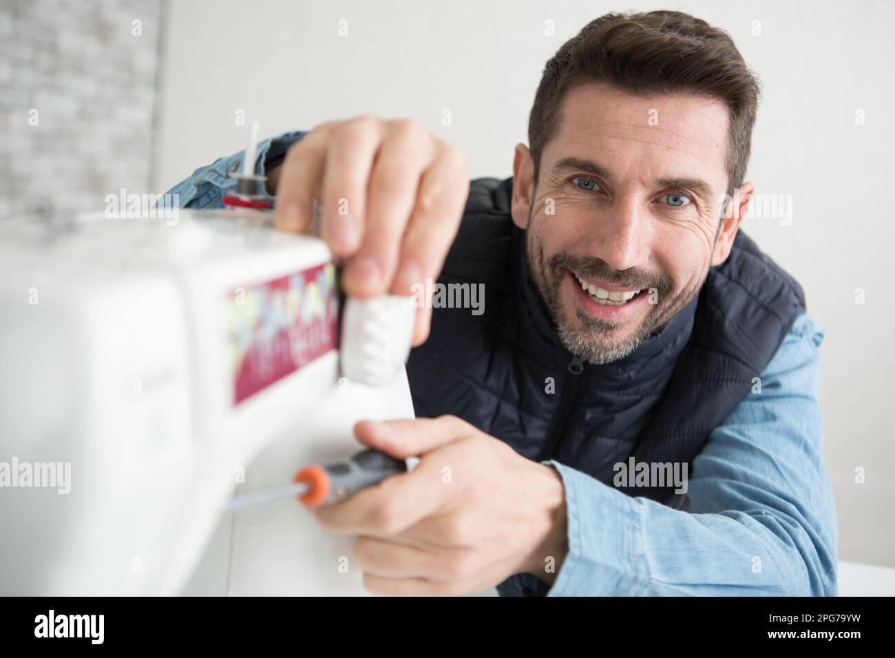 Shuttle needle hi-res stock photography and images - Alamy