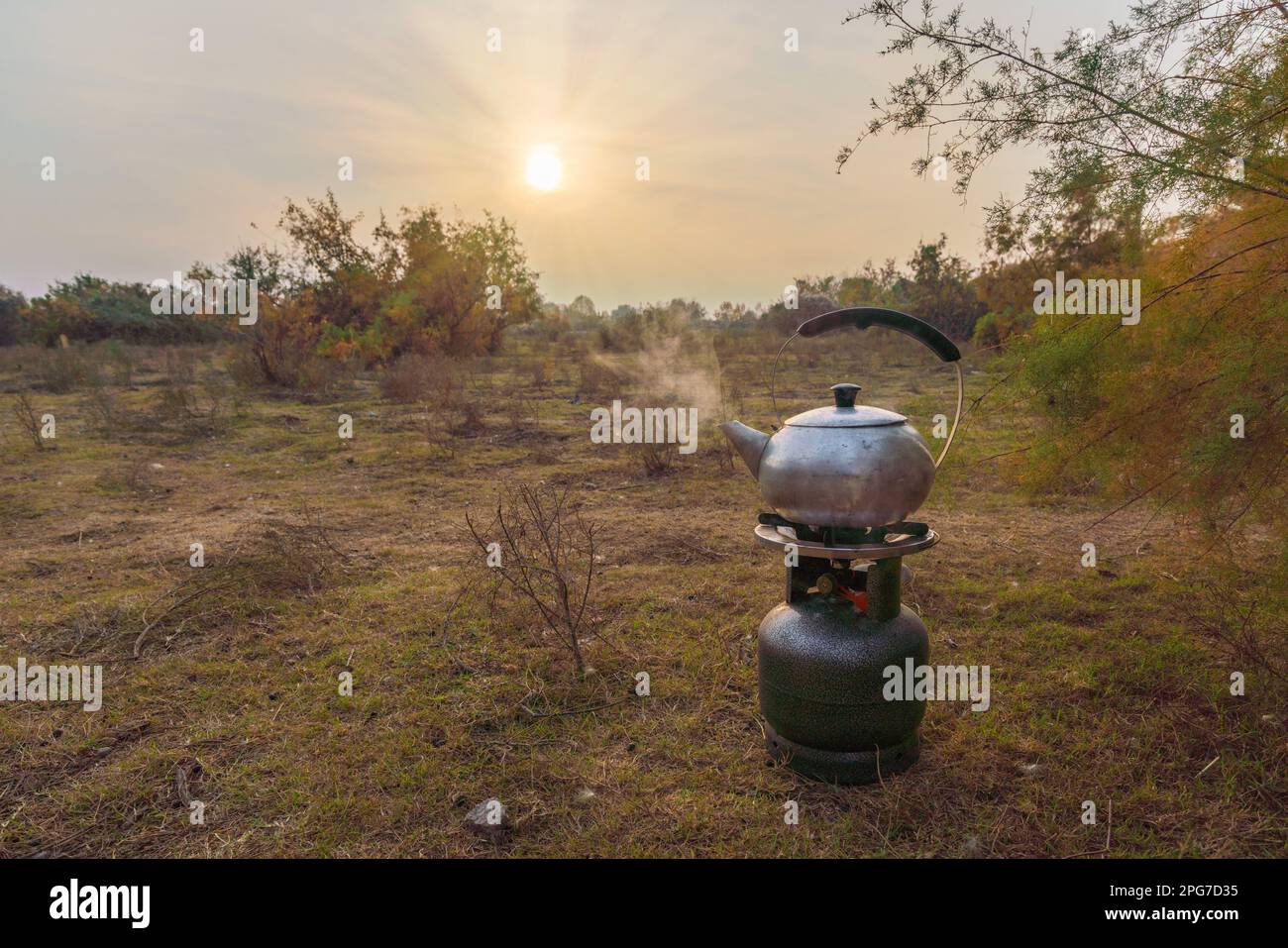 Kettle boiling on gas hi-res stock photography and images - Alamy