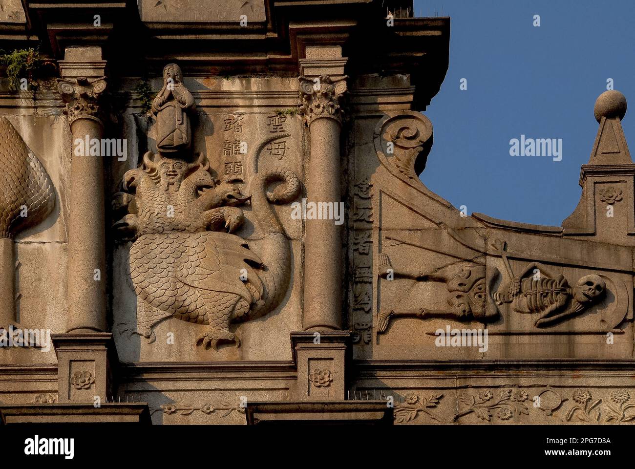 Skeleton impaled by arrow hi-res stock photography and images - Alamy