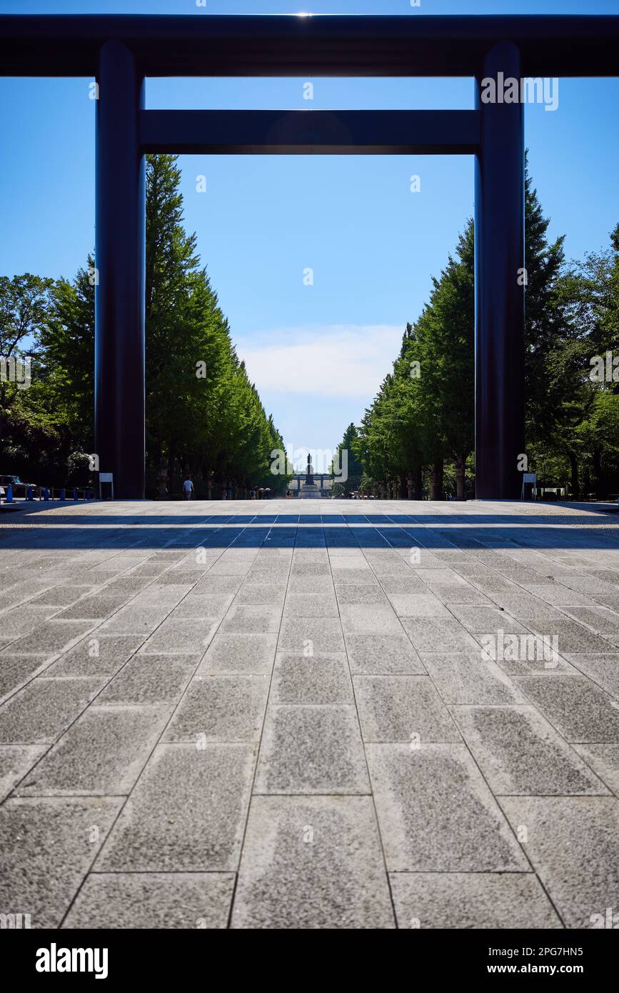 Daiichi Torii (First Shinto Shrine Arch) at Yasukuni Shrine; Tokyo ...