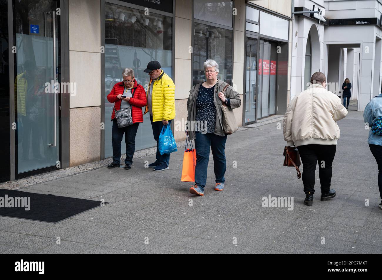 18.03.2023, Berlin, Germany, Europe - An everyday street scene with ...