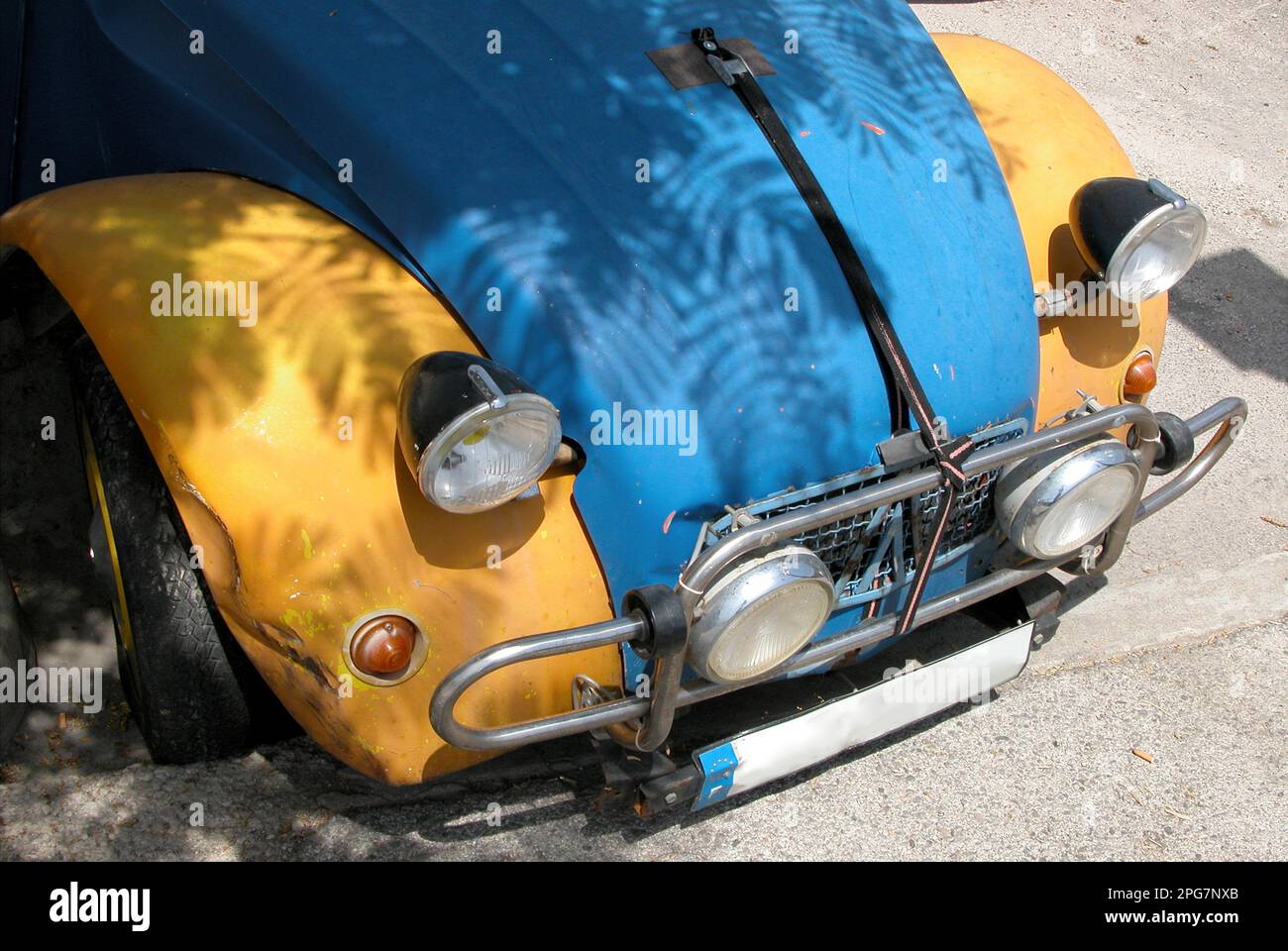 2CV radiator hood, front Stock Photo - Alamy