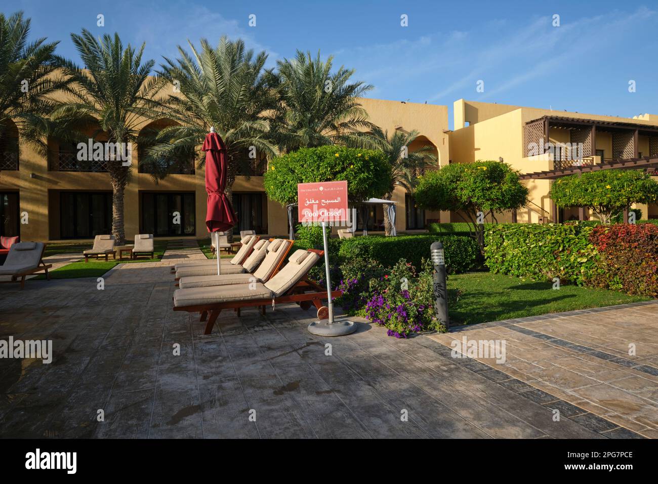 Pool closed sign hi-res stock photography and images - Alamy