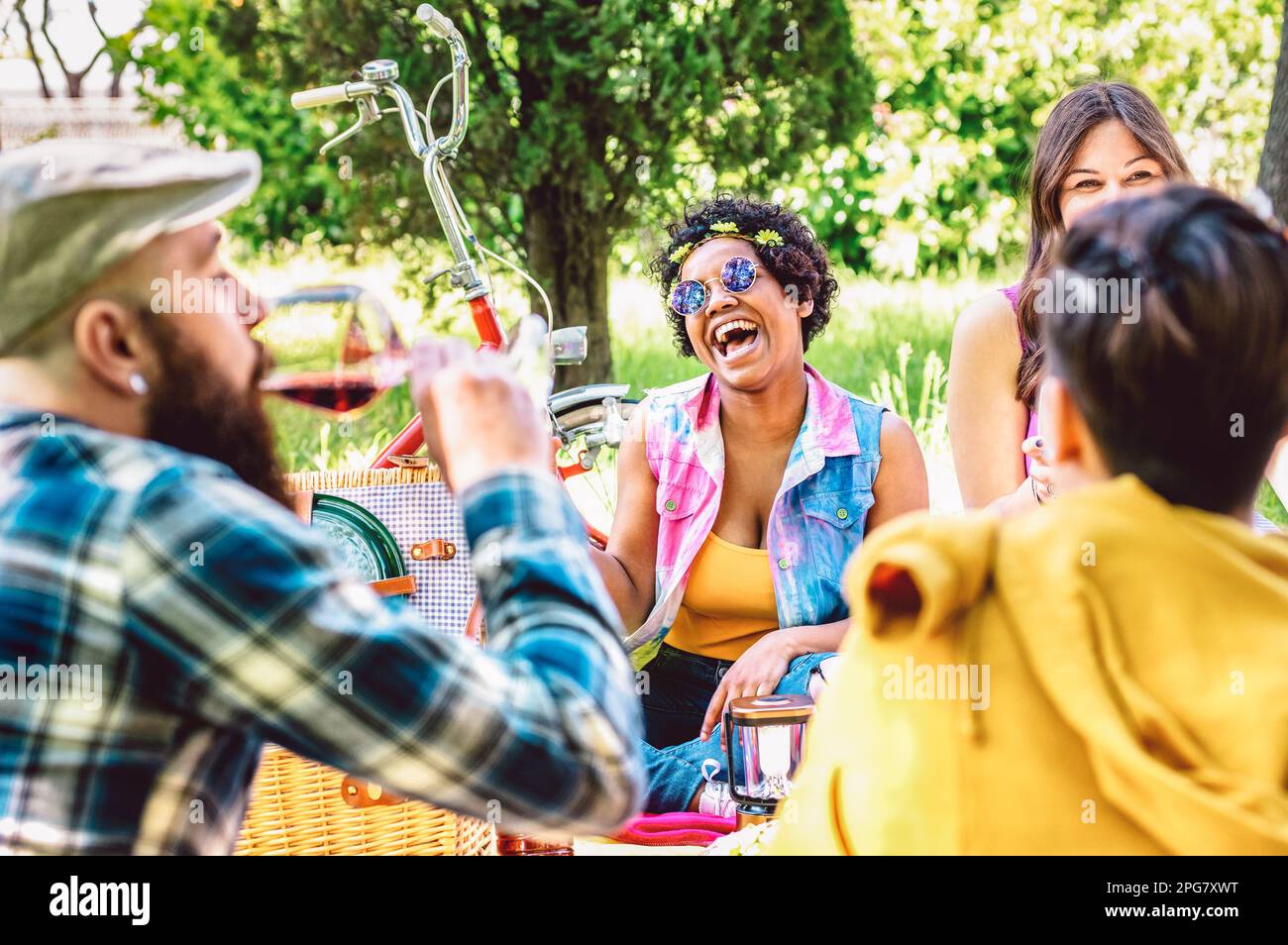 Diverse friends barbeque hi-res stock photography and images - Alamy