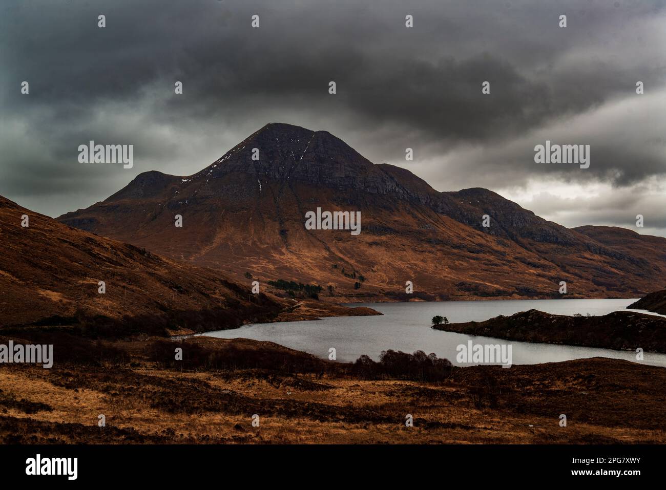 Panoramic view of Sgorr Tuath peak and Loch Lurgainn in Assynt ...