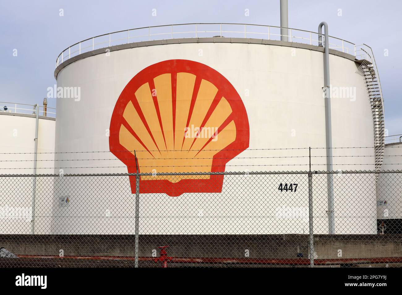 Tanks for oil and petrol storage of Shell at the Pernis harbor in the ...