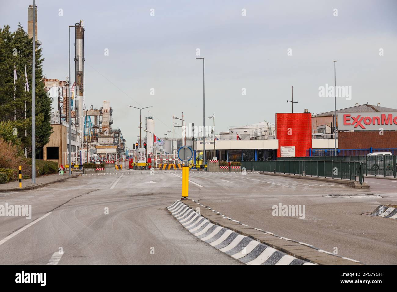 Mobil oil refinery in hi-res stock photography and images - Alamy
