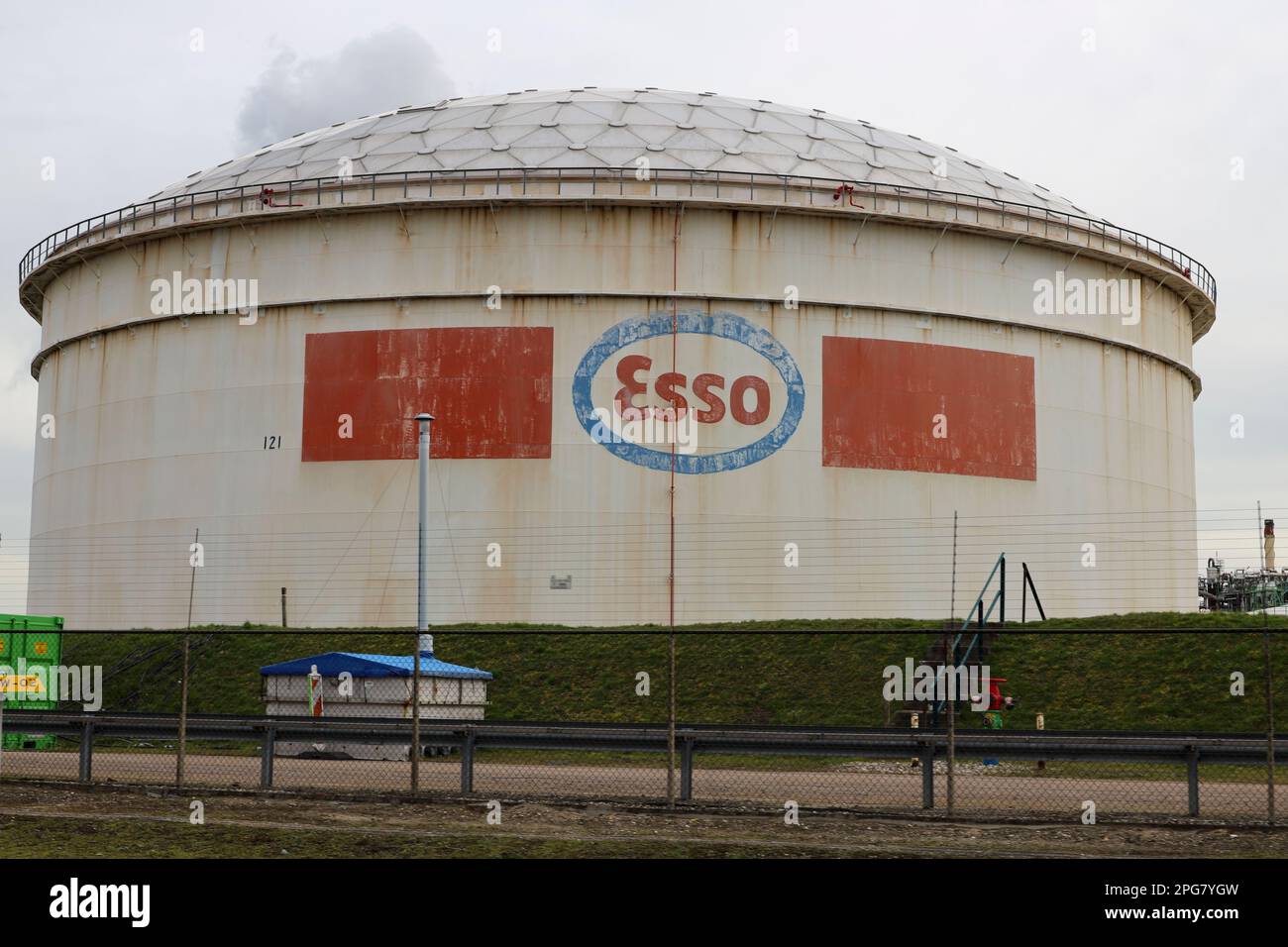 Exxon Mobile refinery in Rotterdam Stock Photo - Alamy