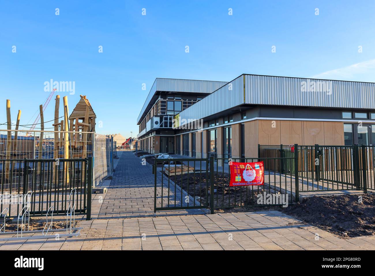 School building at new residential district in the Koningskwartier ...