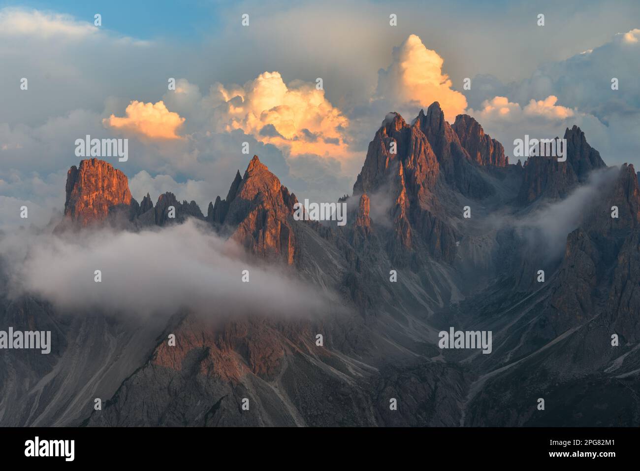 Featuring jagged peaks hi-res stock photography and images - Alamy