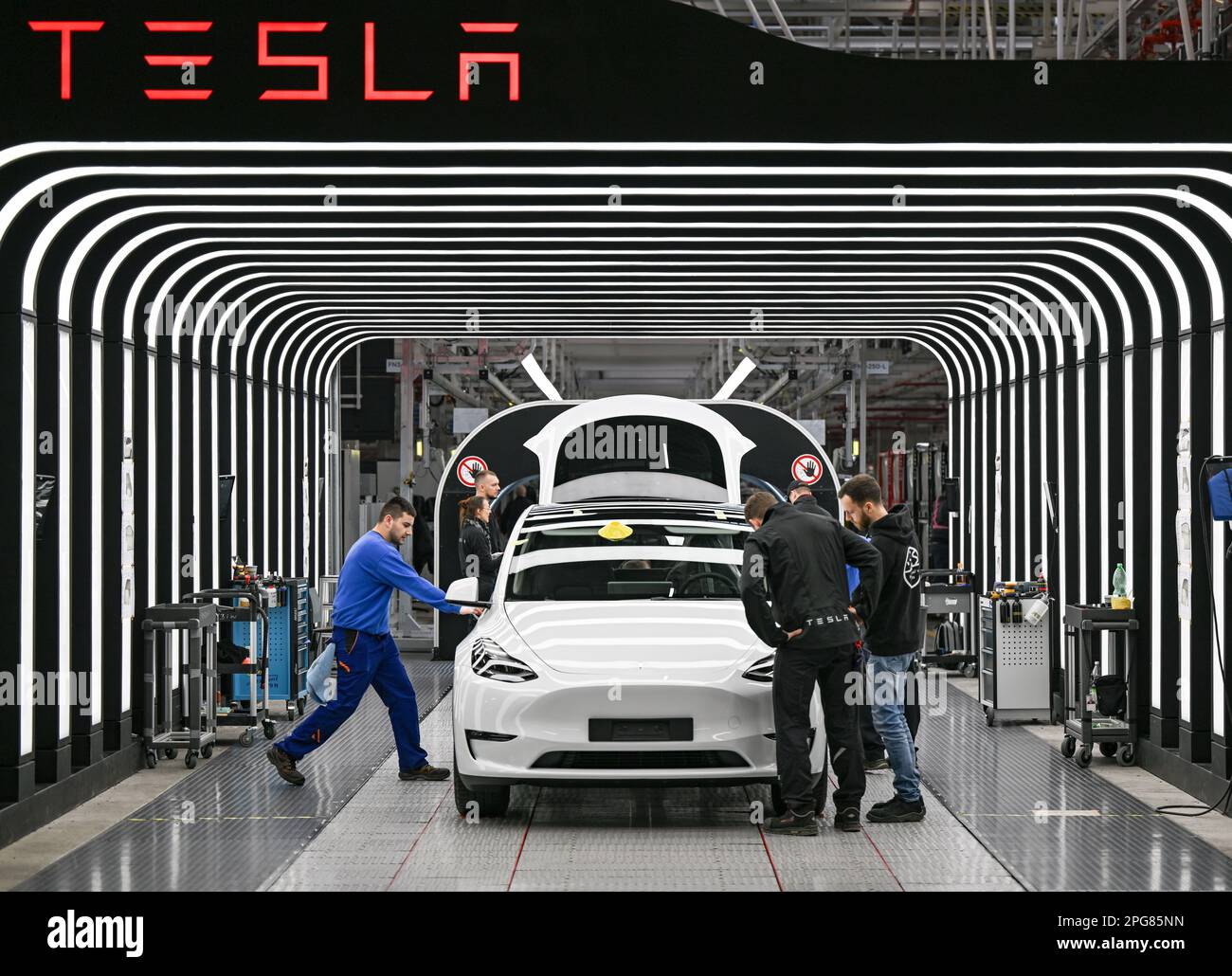 20 March 2023, Brandenburg, Grünheide: Employees of the Tesla ...