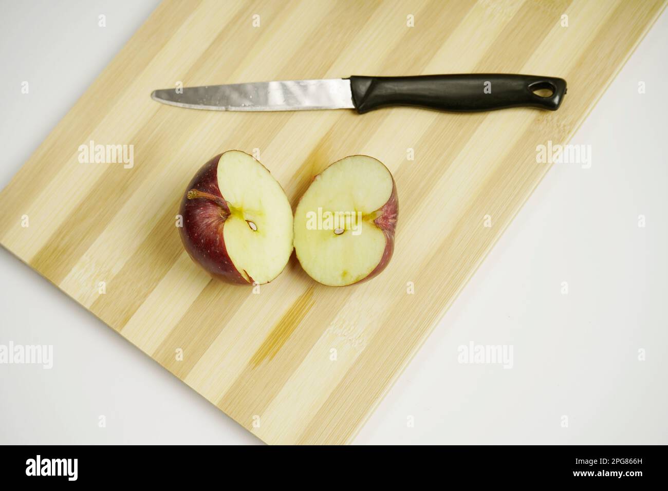 Top view of sliced apple with knife on chopping board Stock Photo - Alamy
