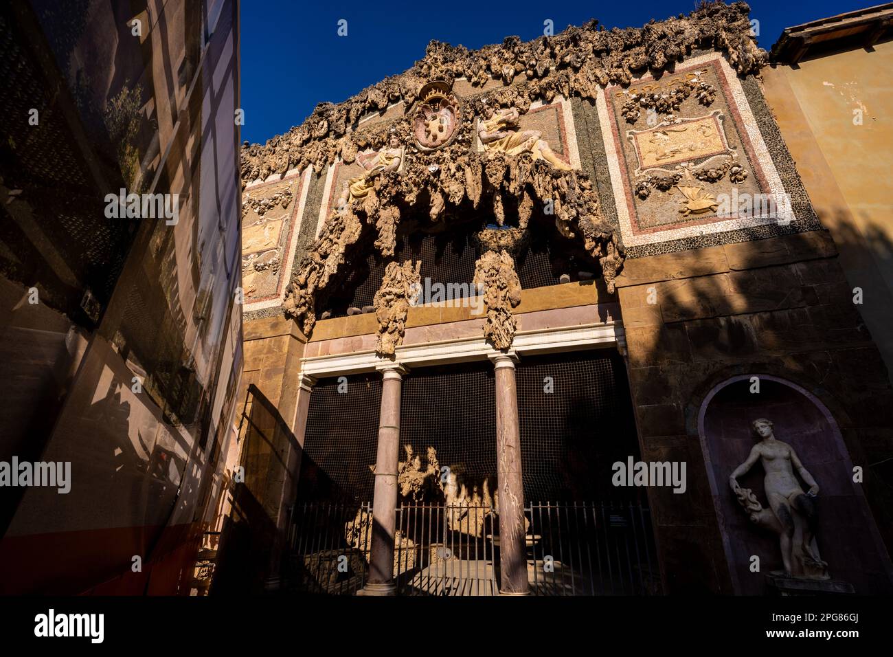 Statues and the entrance to the Buontalenti Grotto in the Boboli ...