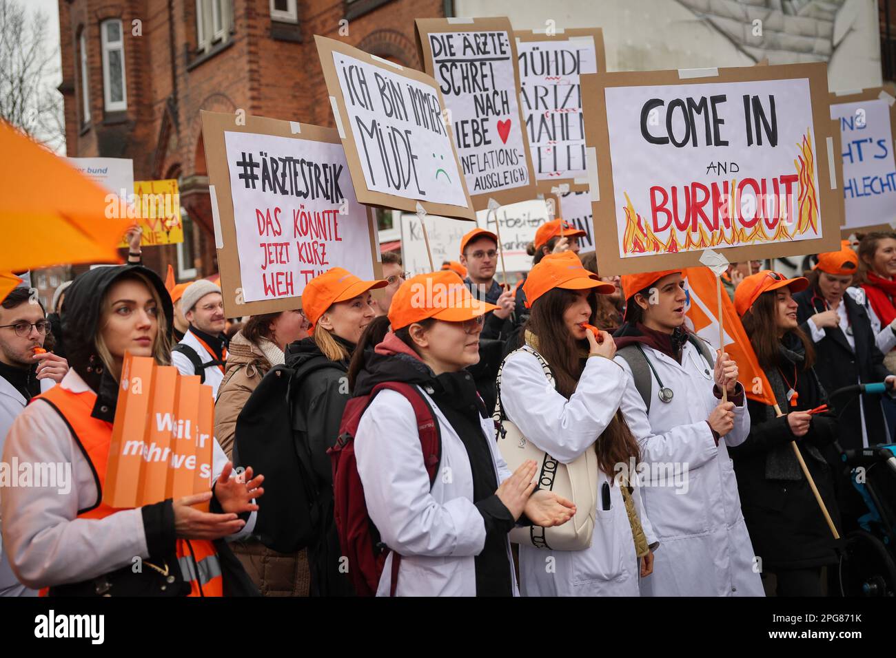 Hamburg, Germany. 21st Mar, 2023. Participants in a warning strike by ...