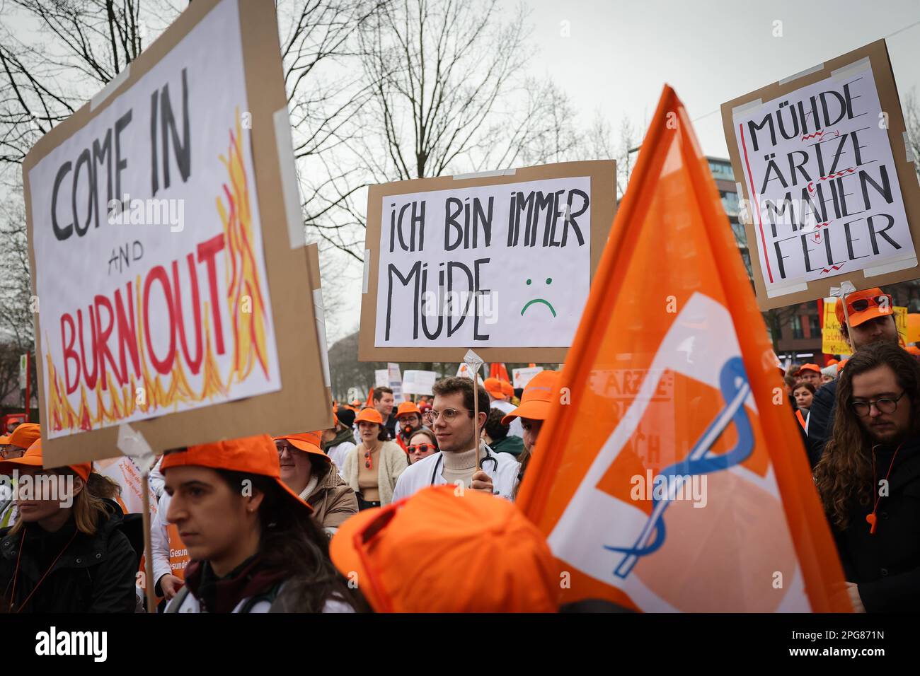 Hamburg, Germany. 21st Mar, 2023. Participants in a warning strike by ...