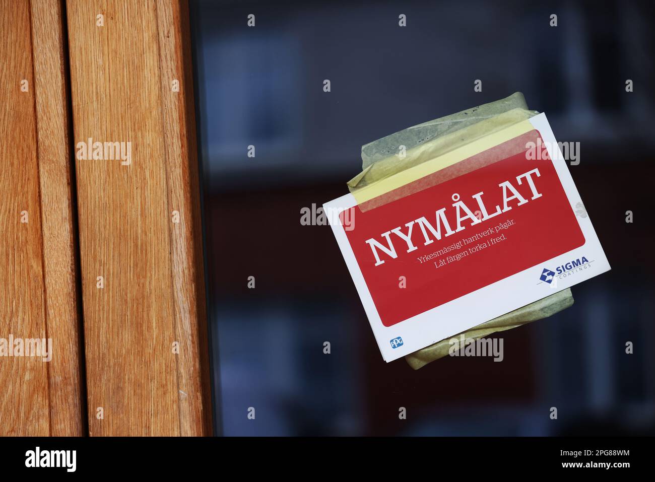 Signs and symbols, a sign for freshly painted Stock Photo - Alamy