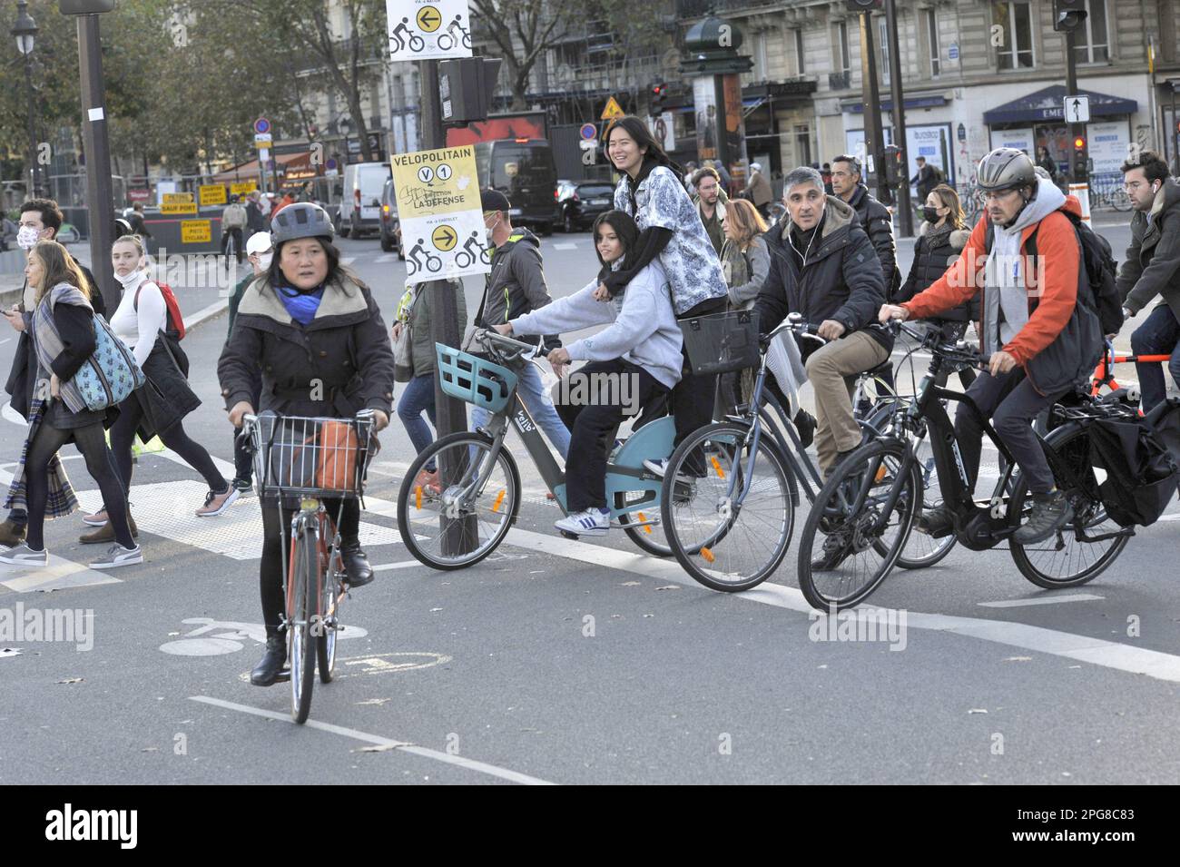 FRANCE. PARIS (75)11TH DISTRICT. PLACE DE LA BASTILLE SQUARE. TRAFFIC ...