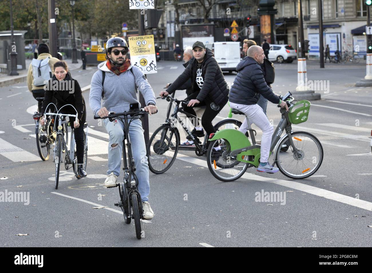 FRANCE. PARIS (75)11TH DISTRICT. PLACE DE LA BASTILLE SQUARE. TRAFFIC ...