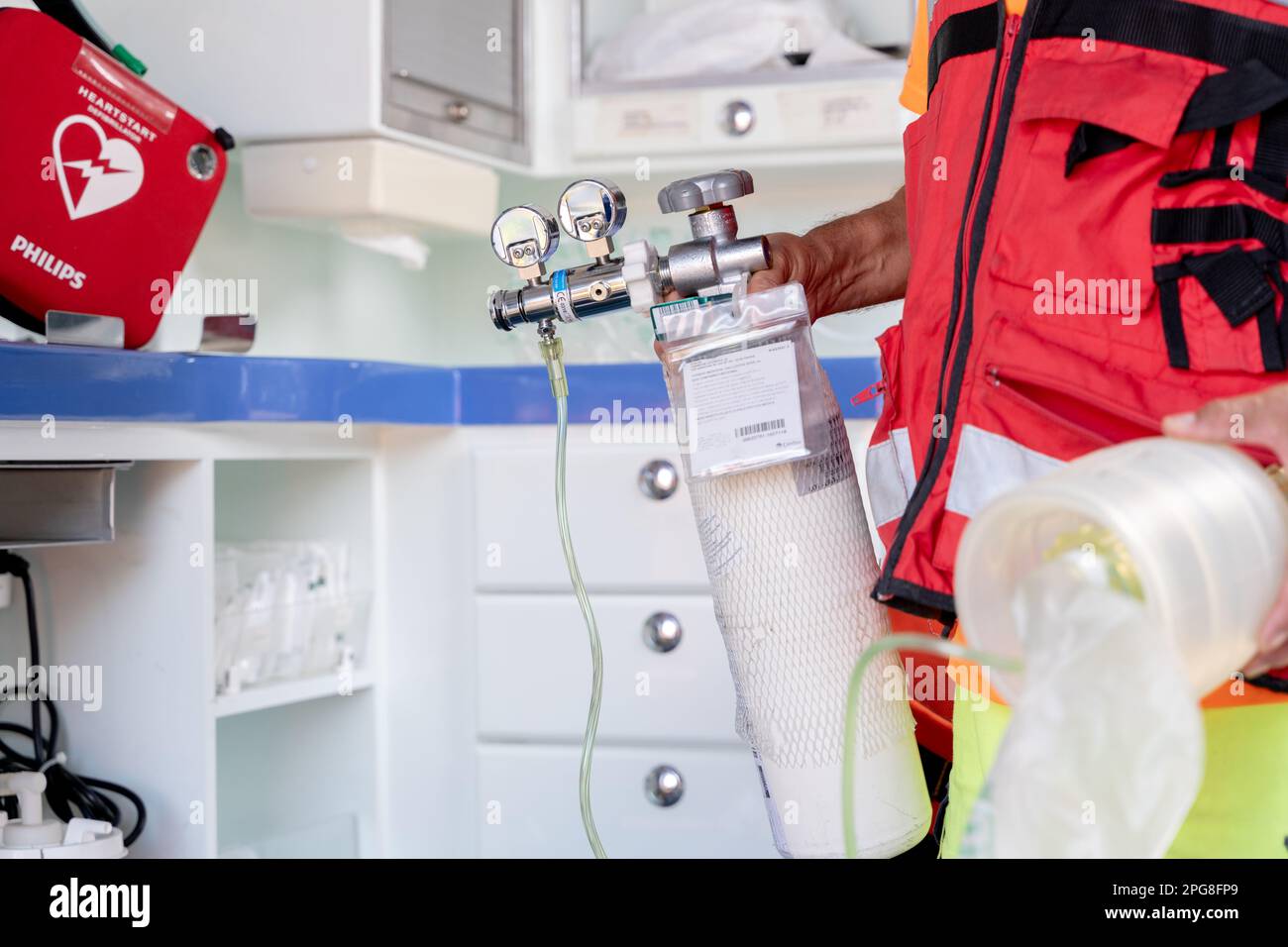 Hospital patient oxygen tank hi-res stock photography and images - Alamy