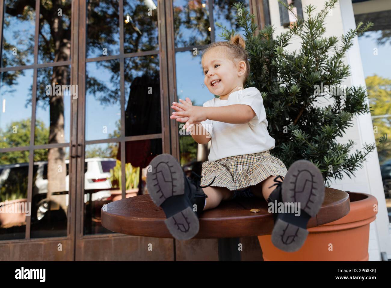 Cute baby clapping hands smiling hi-res stock photography and images ...