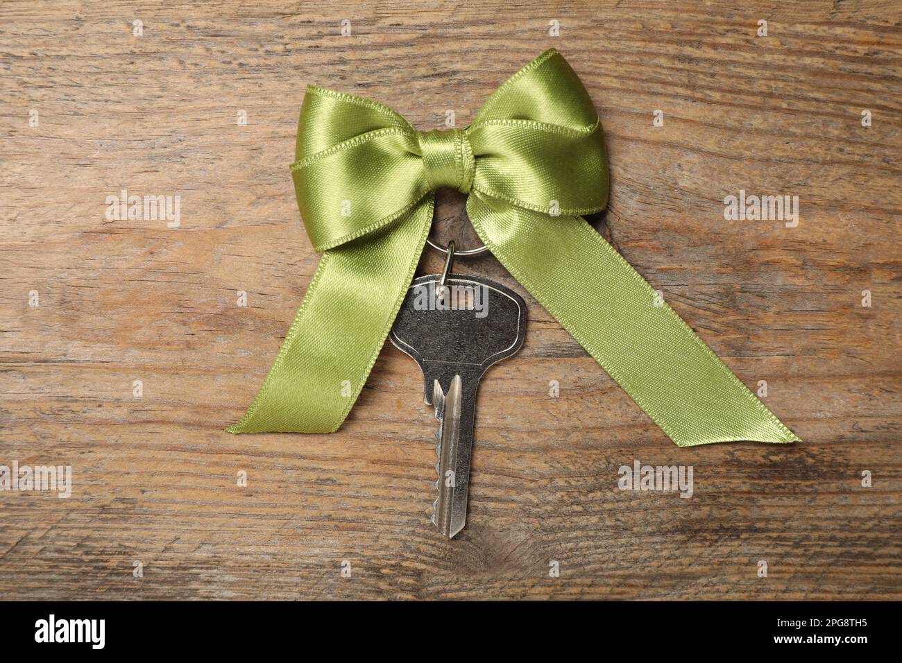 Key with bow on wooden table, top view. Housewarming party Stock Photo ...