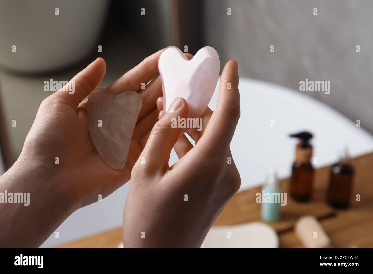 Hand holding rose quartz crystal hi-res stock photography and images ...