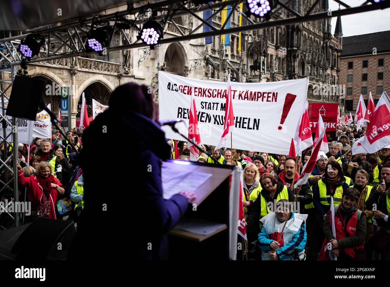 Banner " Fight as trade union instead of cuddling the rich " towards ...