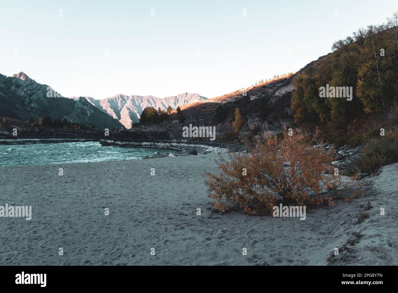 Yellow river rocks hi-res stock photography and images - Alamy