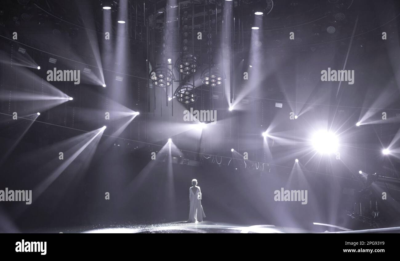 Female singer on stage silhouette hi-res stock photography and images ...