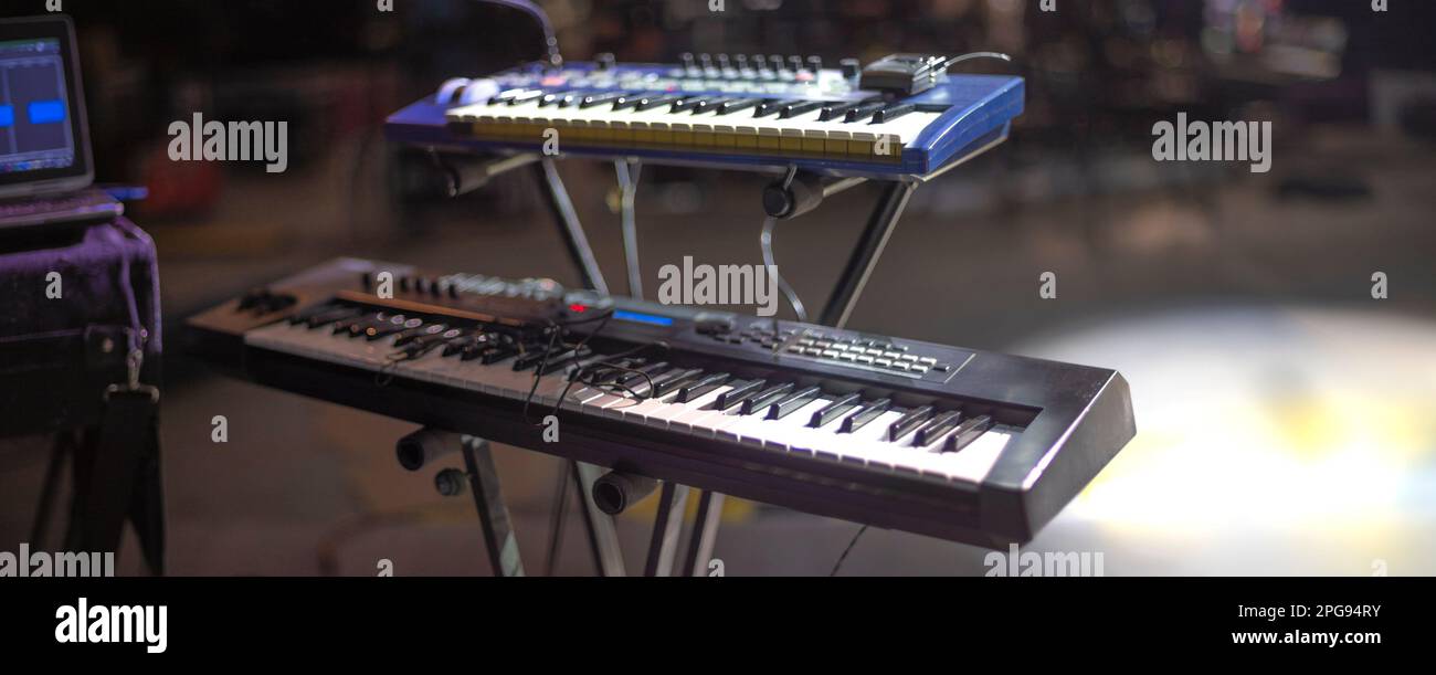 Piano on stage hi-res stock photography and images - Alamy