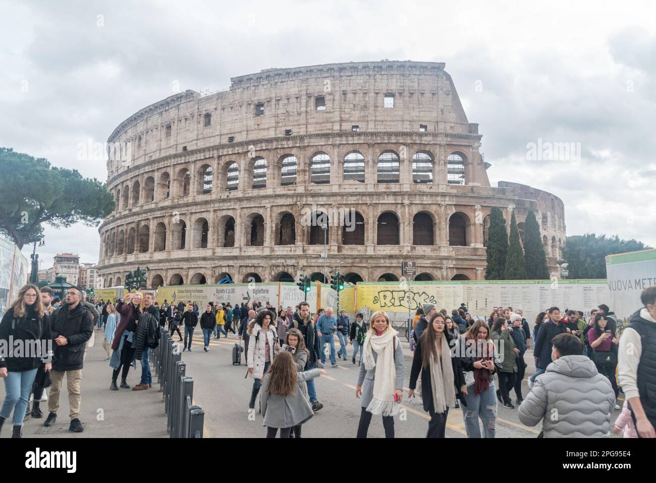 Roman amphitheatre crowd hi-res stock photography and images - Alamy