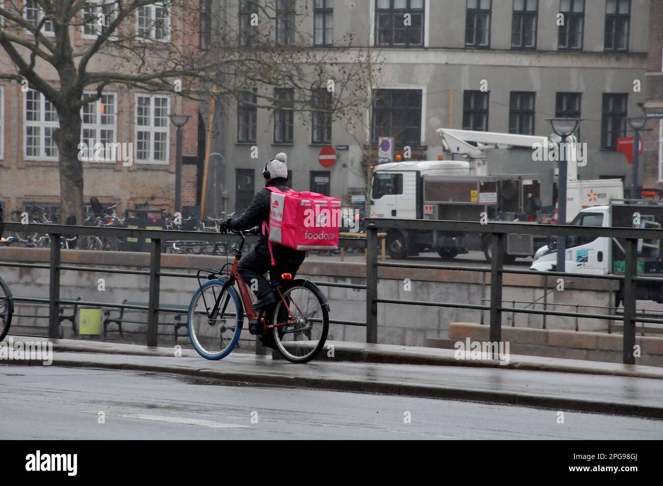 Foodora bicyler hi-res stock photography and images - Alamy