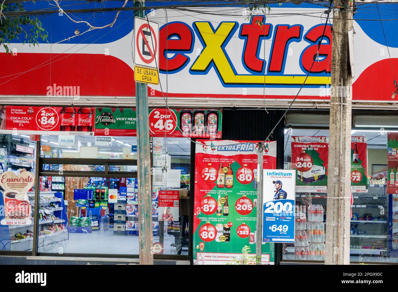 Convenience store front entrance hi-res stock photography and images ...