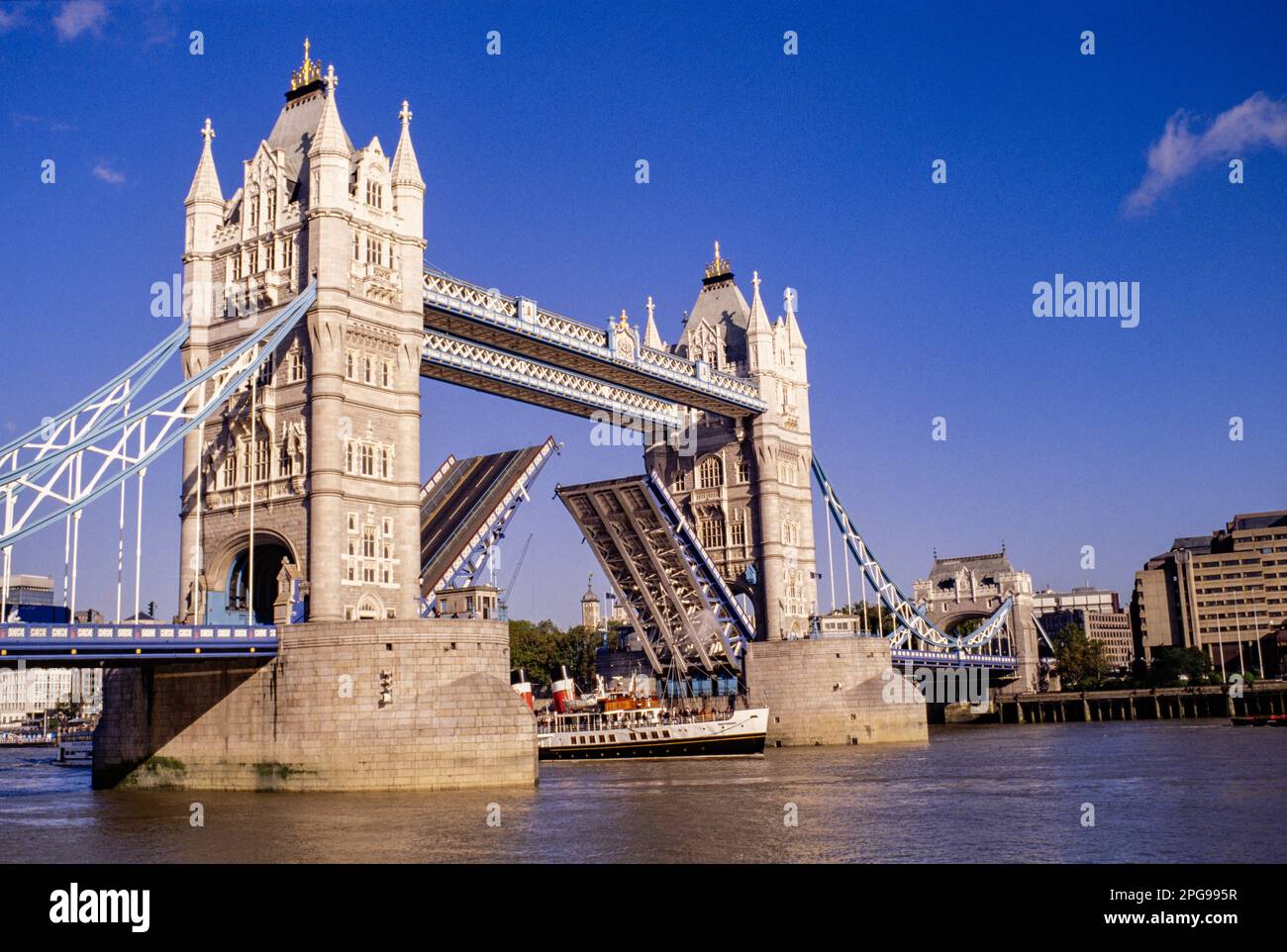 Paddle steamer Waverley passing through Tower Bridge Stock Photo - Alamy